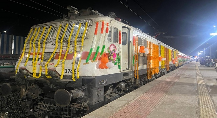 સાંસદ પૂનમબેન માડમ દ્વારા ઓખા–તિરુપતિ એક્સપ્રેસને પ્રસ્થાન સંકેત બતાવી ...